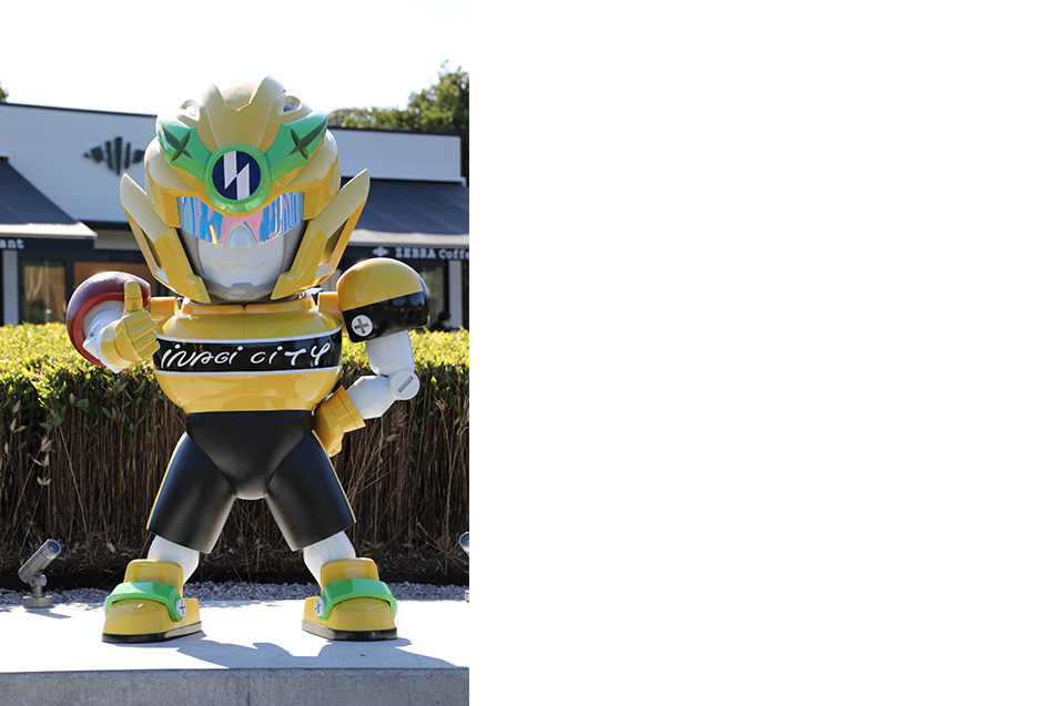 Moument "Onekan- Krieger Inagi Pedalion" (Inagi Chūo Koen) / Das ...